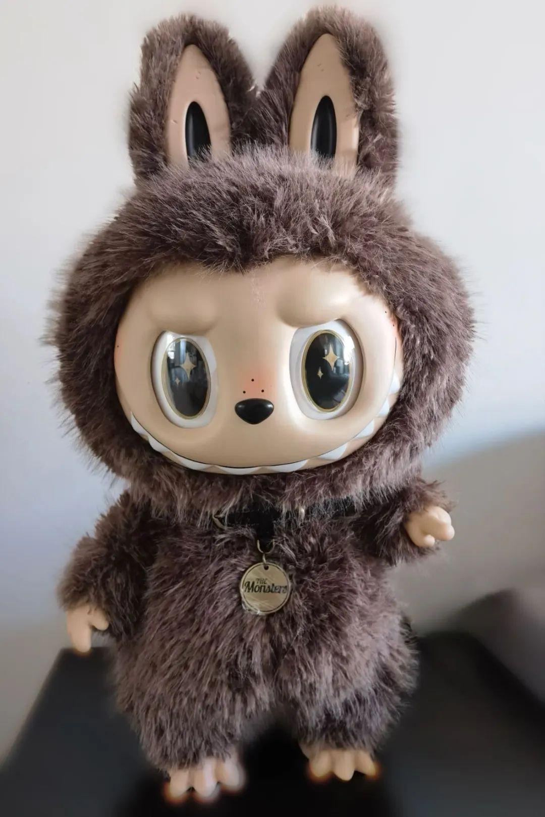 女生兼职给LABUBU钩衣服月入超2万 月销超过300单