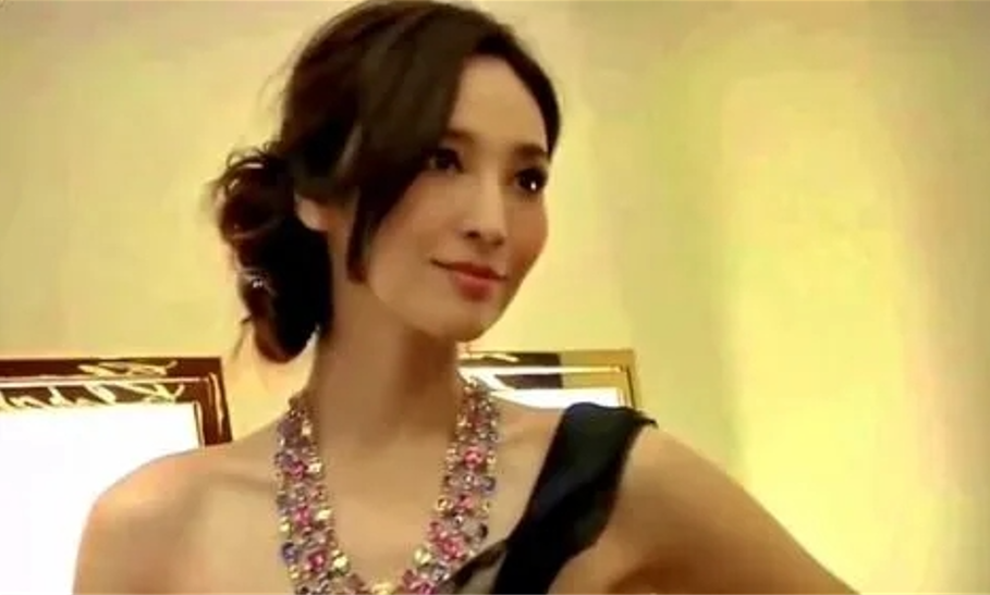 她被称“九头身美女”，却沦为豪门生育工具，6年生4胎